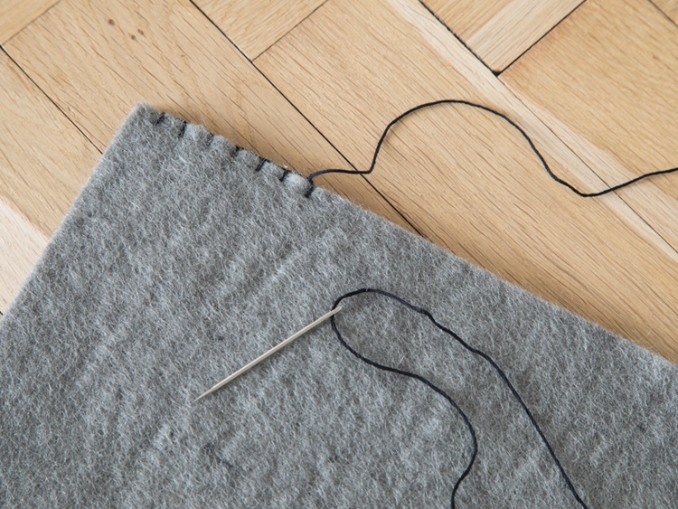 Felt sleeve for tablet or smartphone | DIY-projects | Søstrene Grene