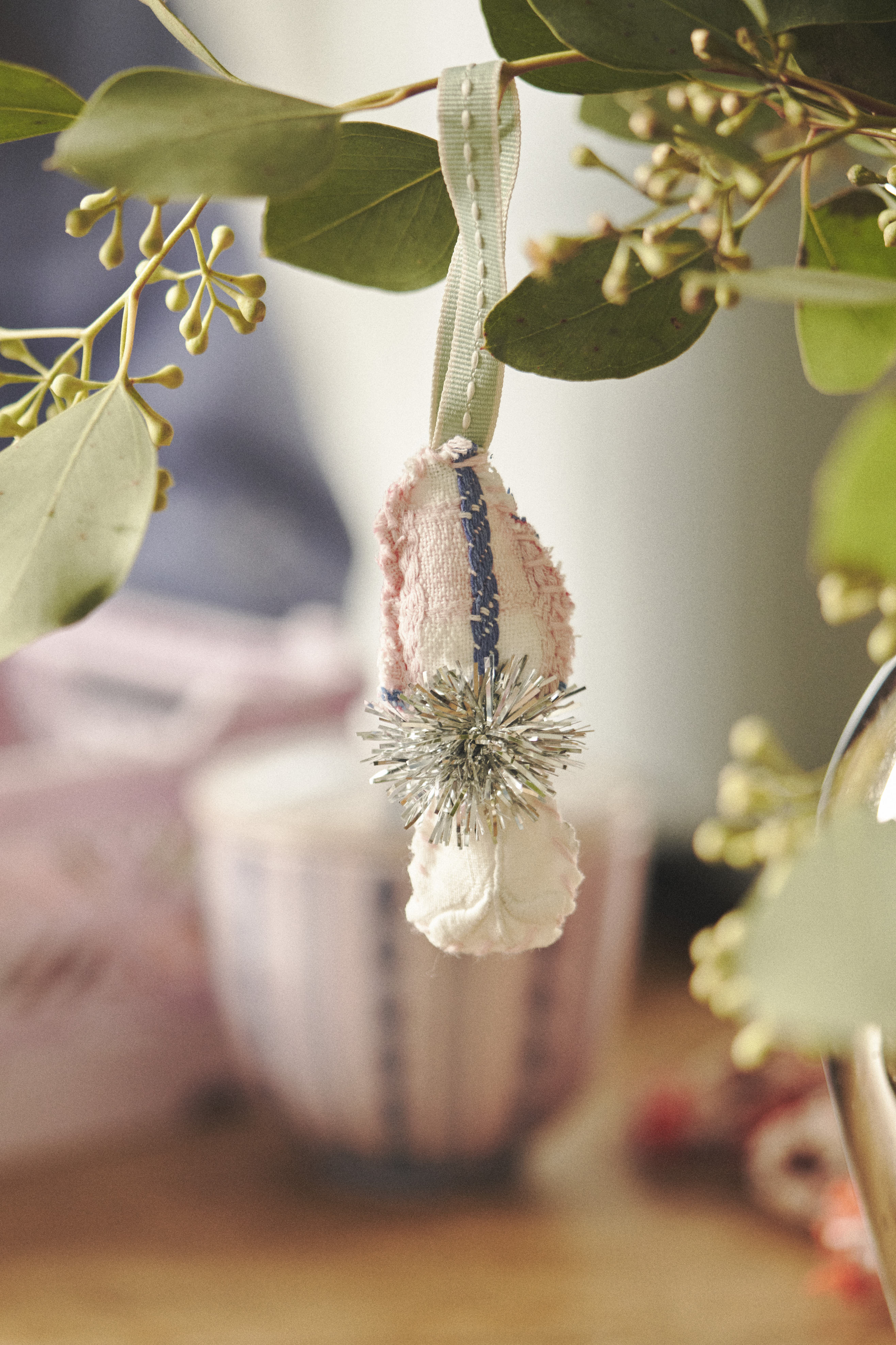 Stine syer sin egen julepynt i hånden | Søstrene Grene