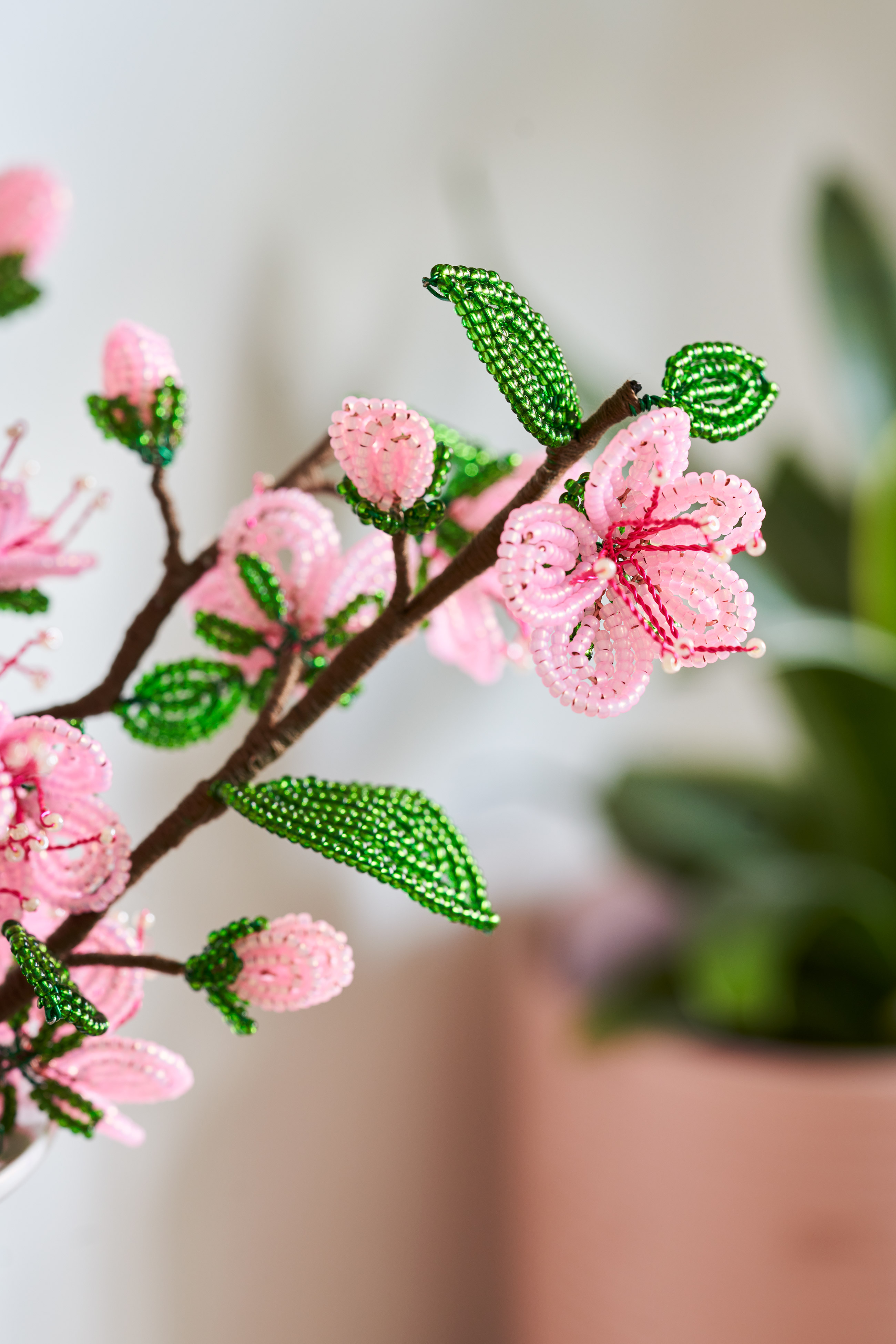 Hannah crée des fleurs en perles artistiques | Søstrene Grene