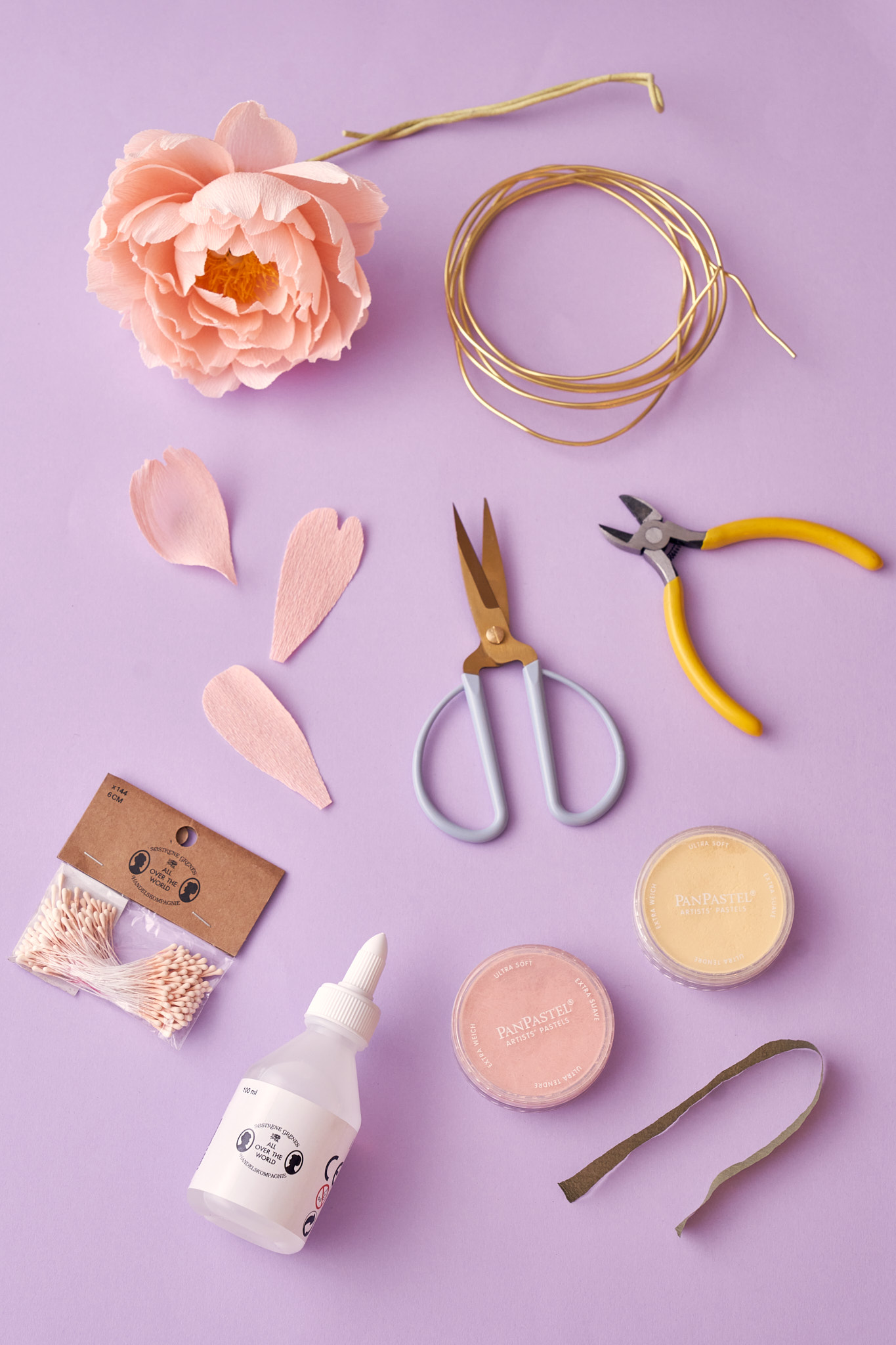 Simone creates lifelike flowers of crepe paper | Søstrene Grene