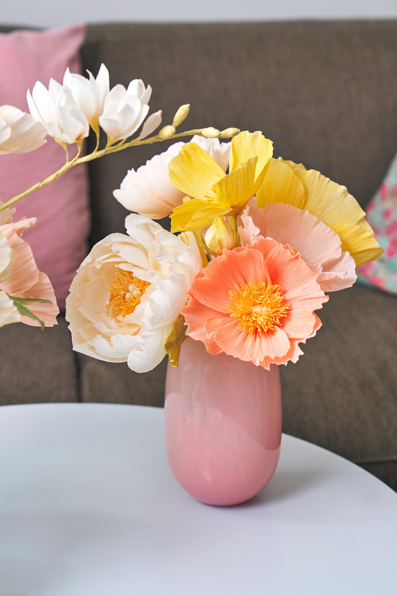 Simone creates lifelike flowers of crepe paper | Søstrene Grene