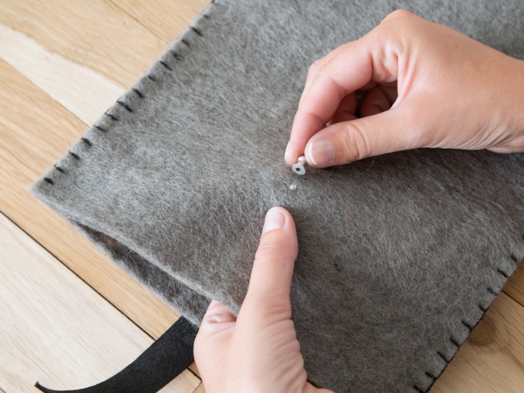 Felt sleeve for tablet or smartphone | DIY-projects | Søstrene Grene