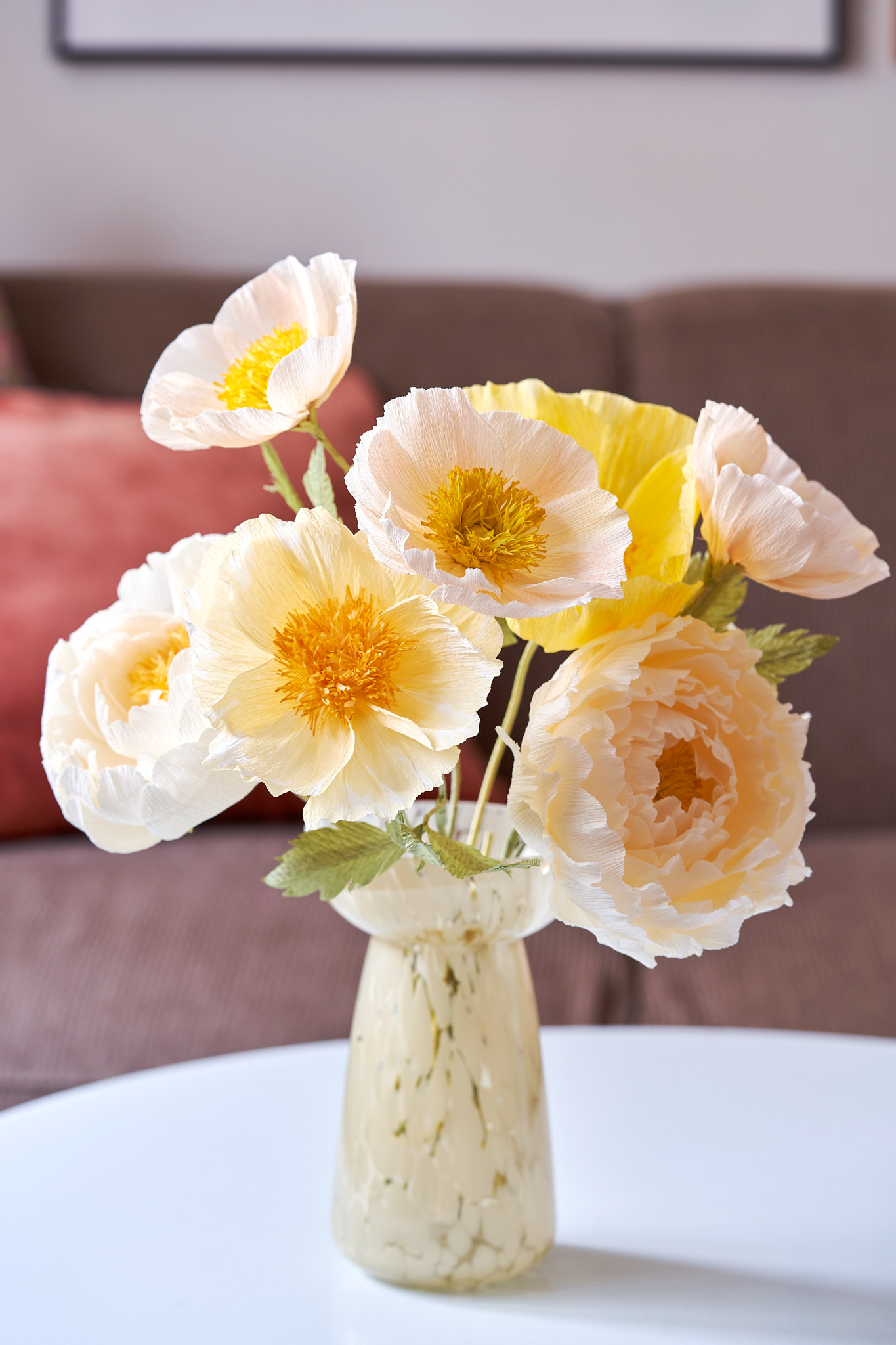 Simone creates lifelike flowers of crepe paper | Søstrene Grene