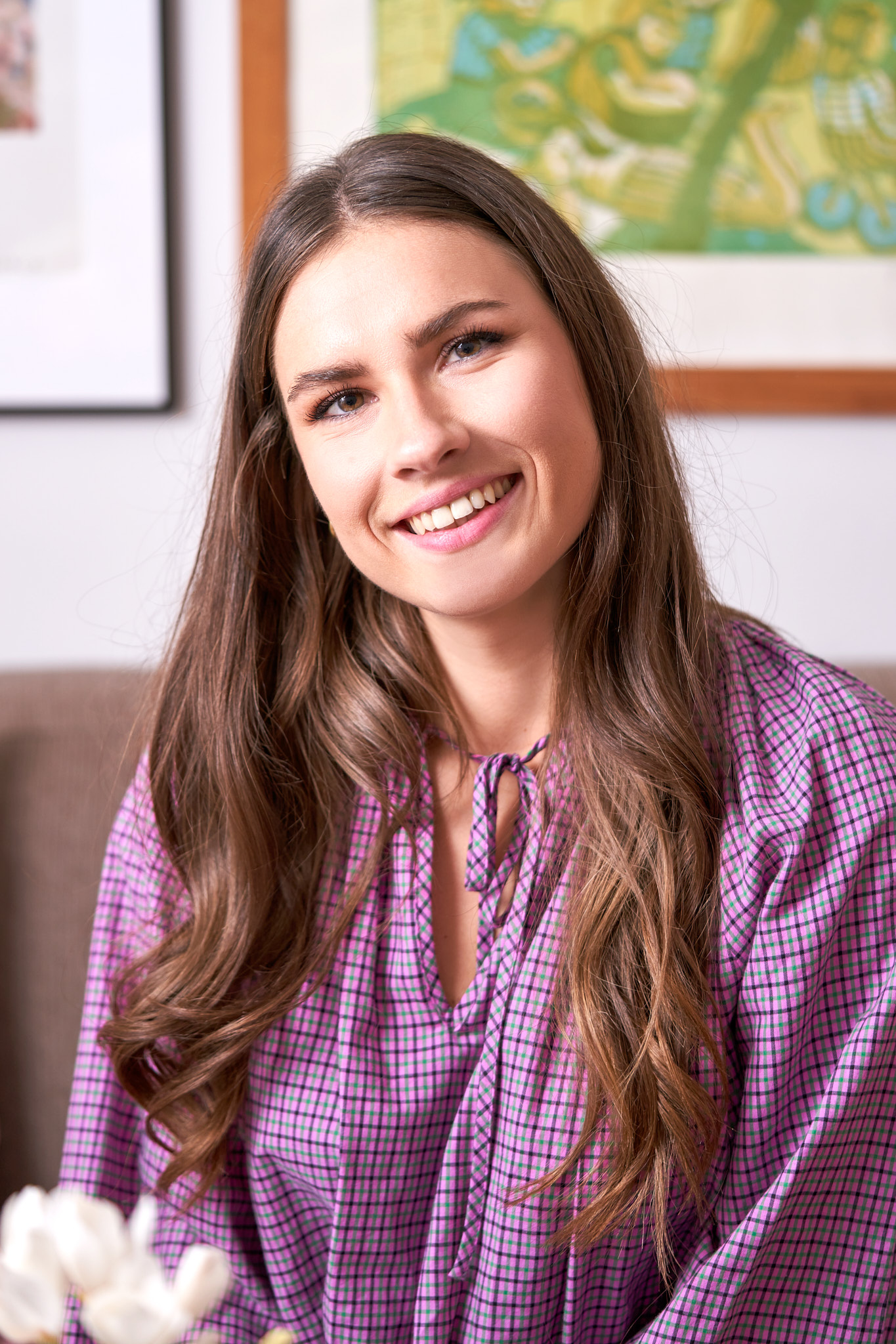 Simone laver livagtige blomster af crepepapir | Søstrene Grene