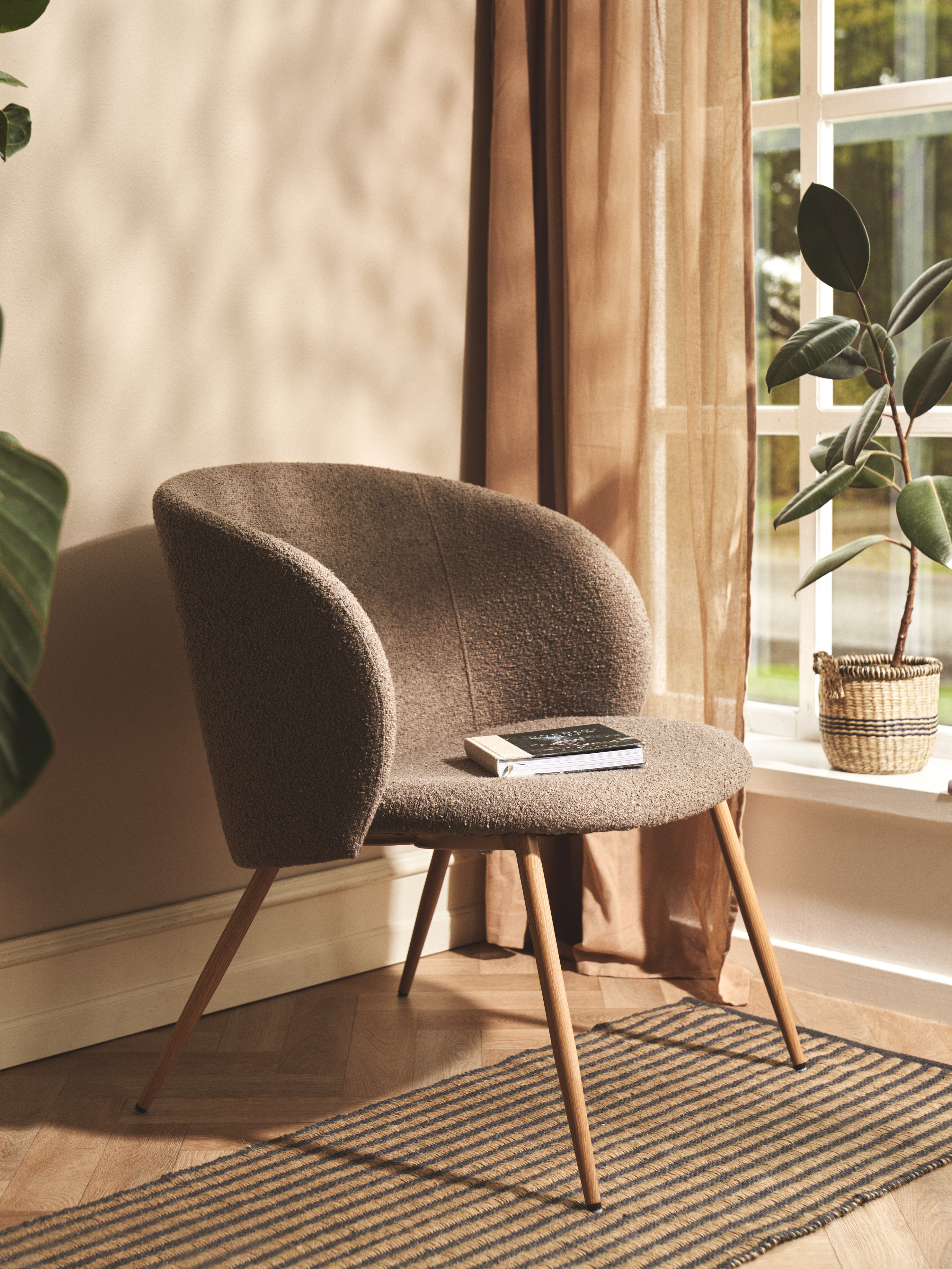 Stole | Find spisebordsstole og velourstole | Søstrene Grene