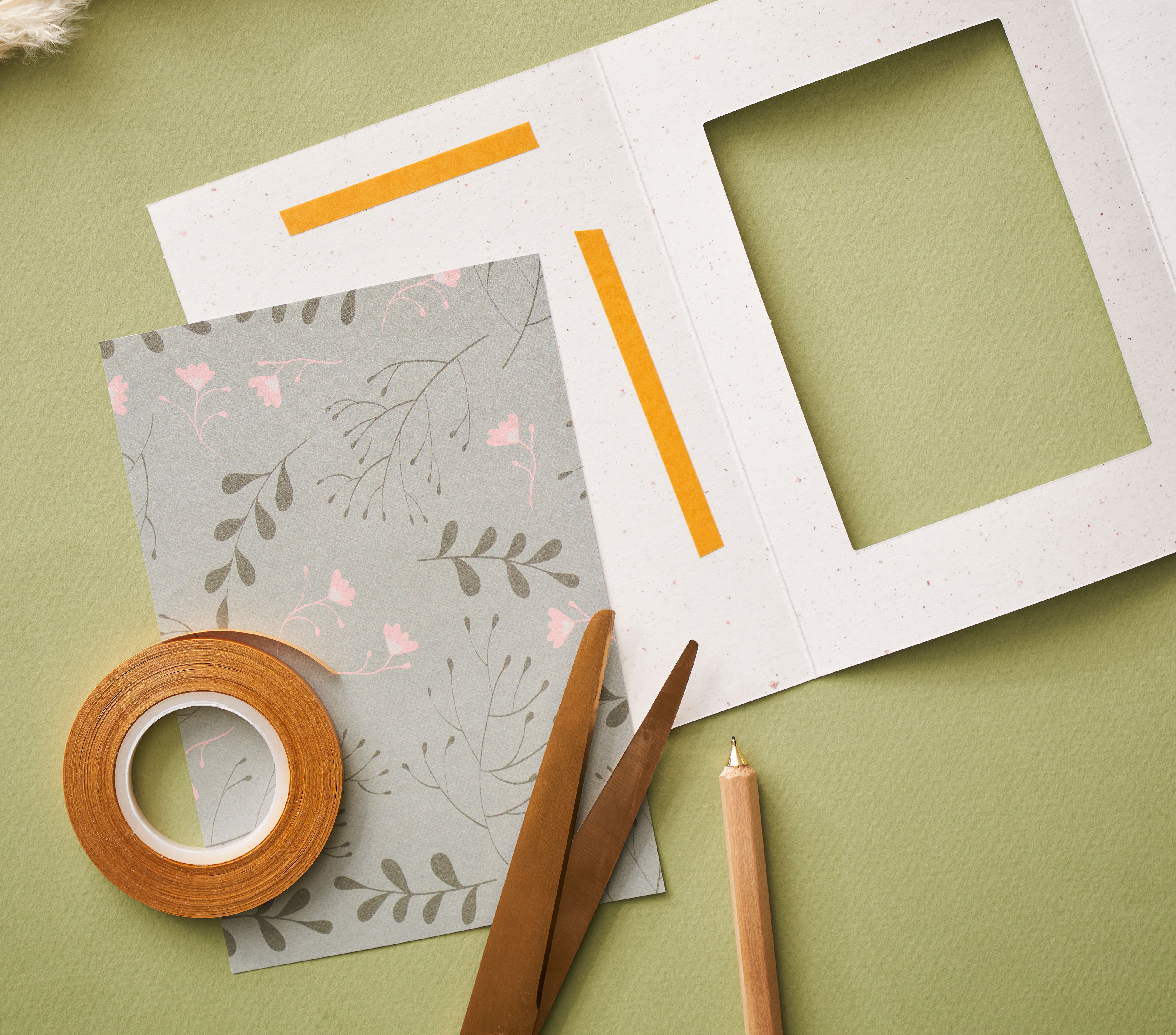 Holding hands invitation | DIY-projects | Søstrene Grene