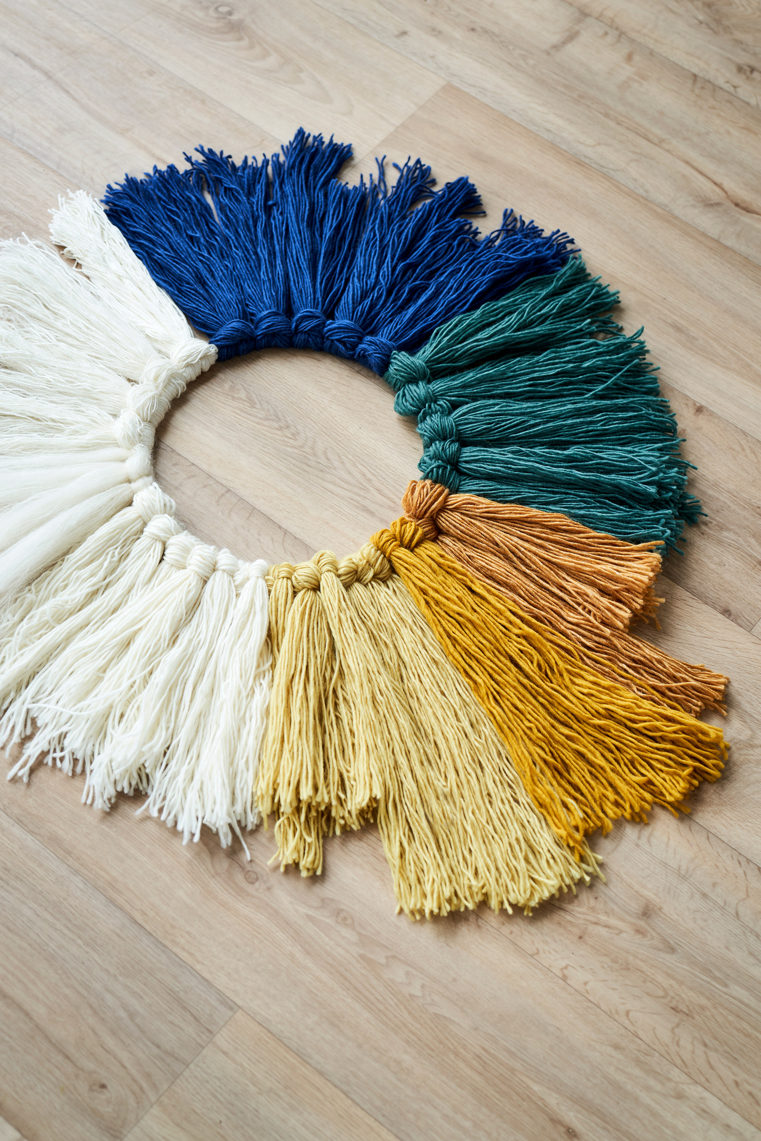 5 lovely wall decorations with yarn | Søstrene Grene