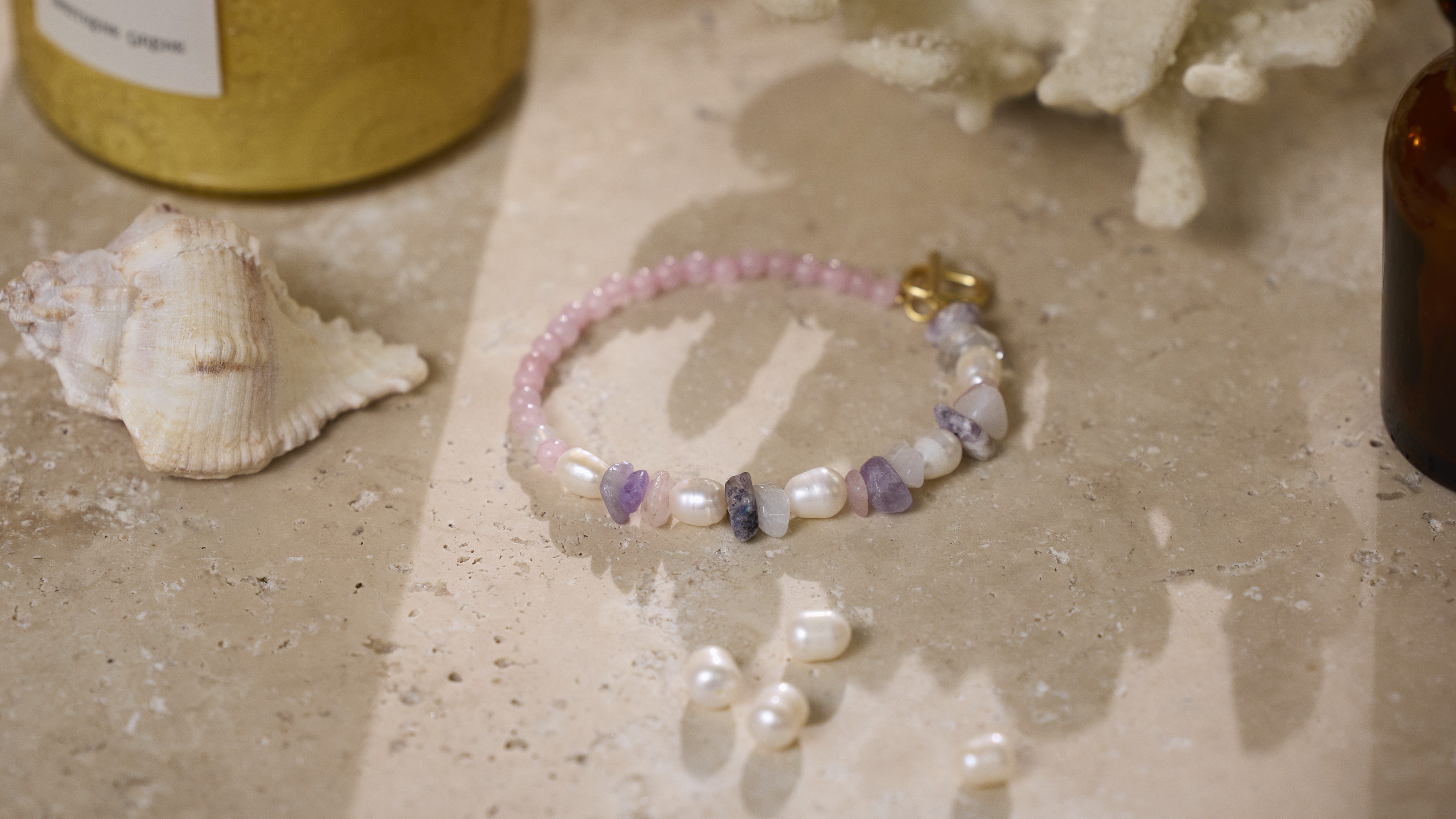 Armbånd med sten og perler | DIY-projekt | Søstrene Grene