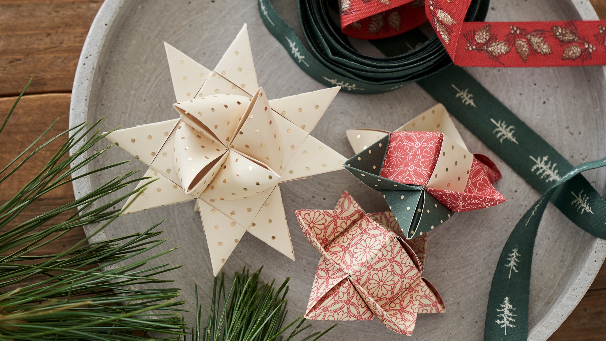 Sådan folder De en kubeformet julestjerne | DIY-projekter | Søstrene Grene