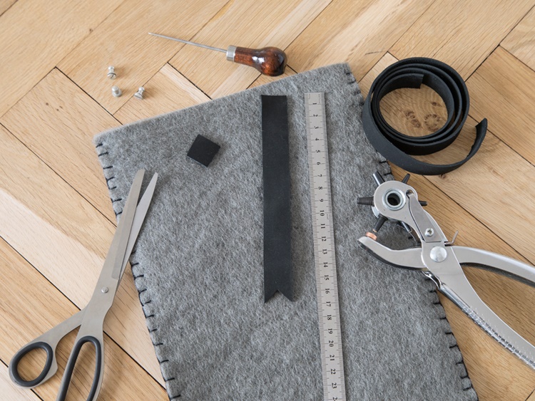 Felt sleeve for tablet or smartphone | DIY-projects | Søstrene Grene