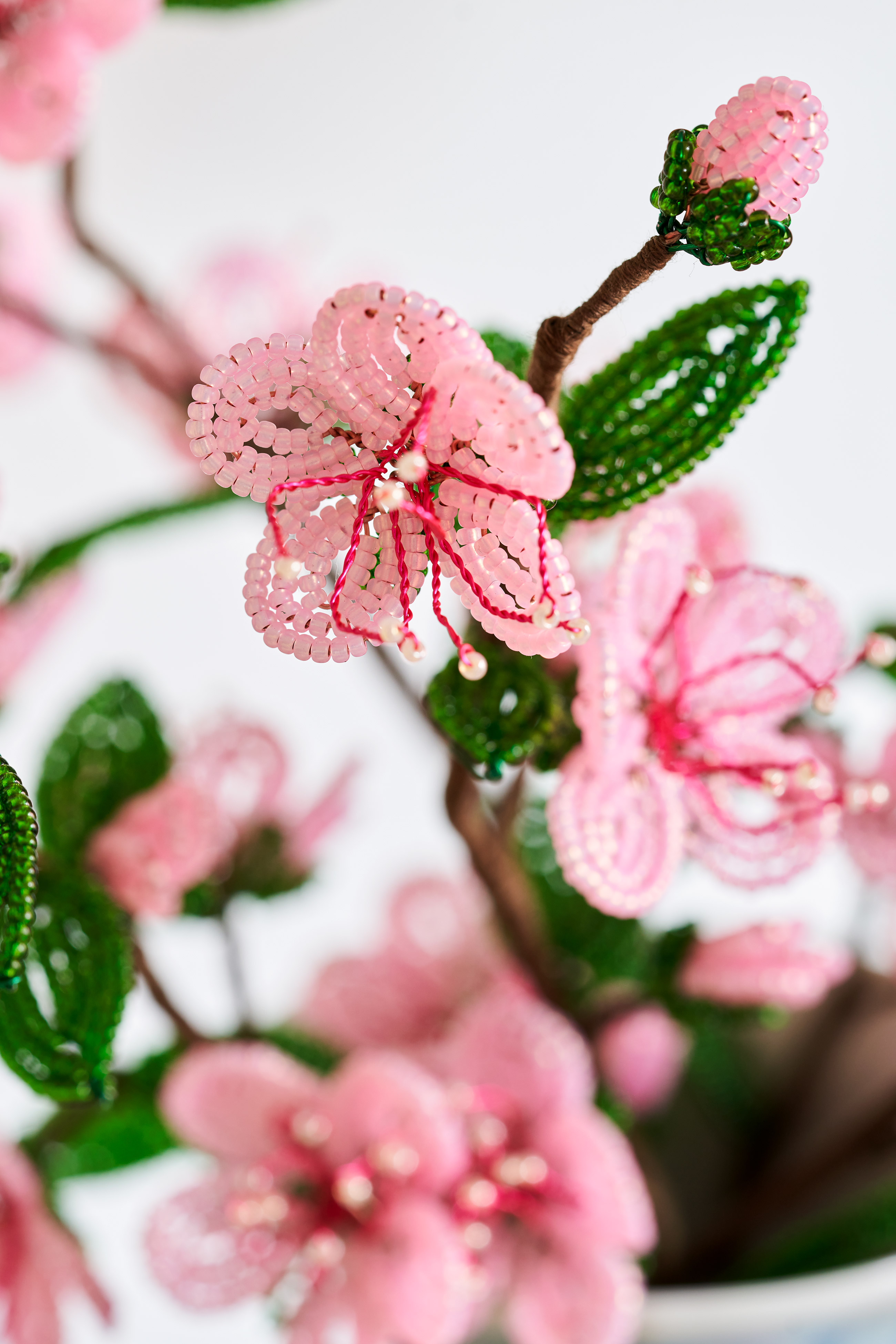 Hannah crée des fleurs en perles artistiques | Søstrene Grene