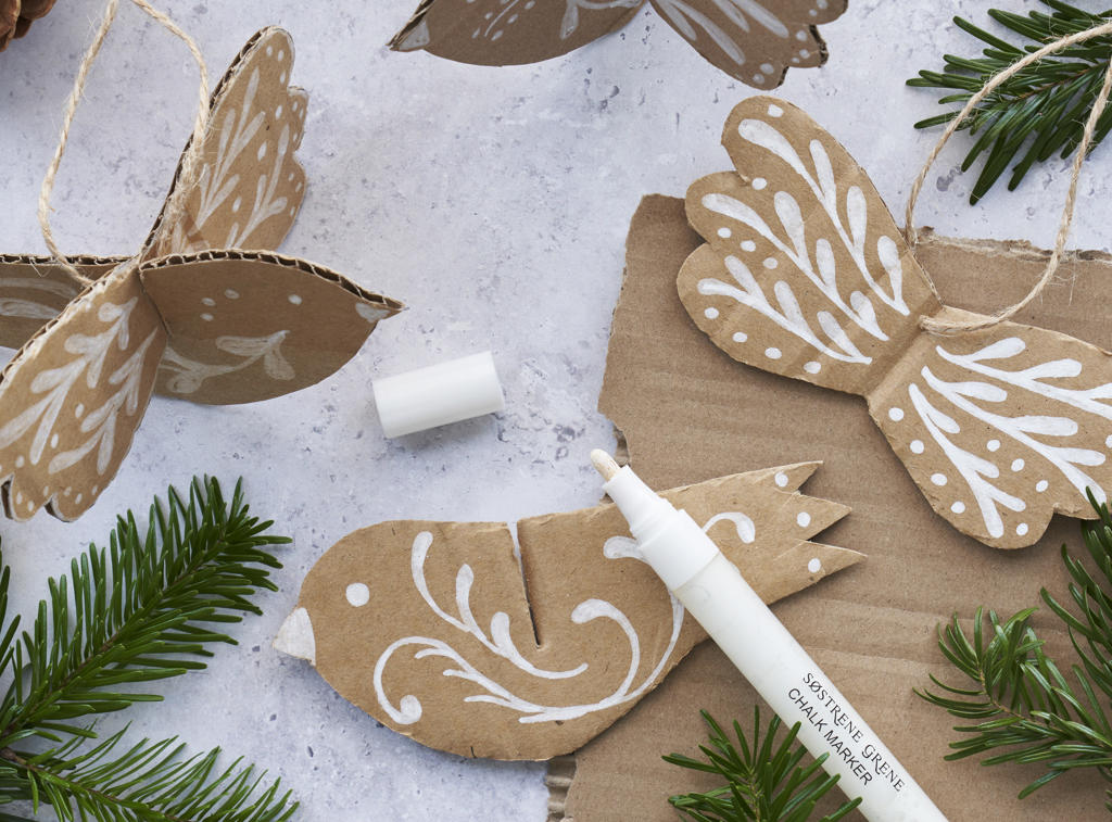 Festlige nytårsraketter med menukort | DIY-projekter | Søstrene Grene Festlige nytårsraketter med menukort | DIY-projekter | Søstrene Grene